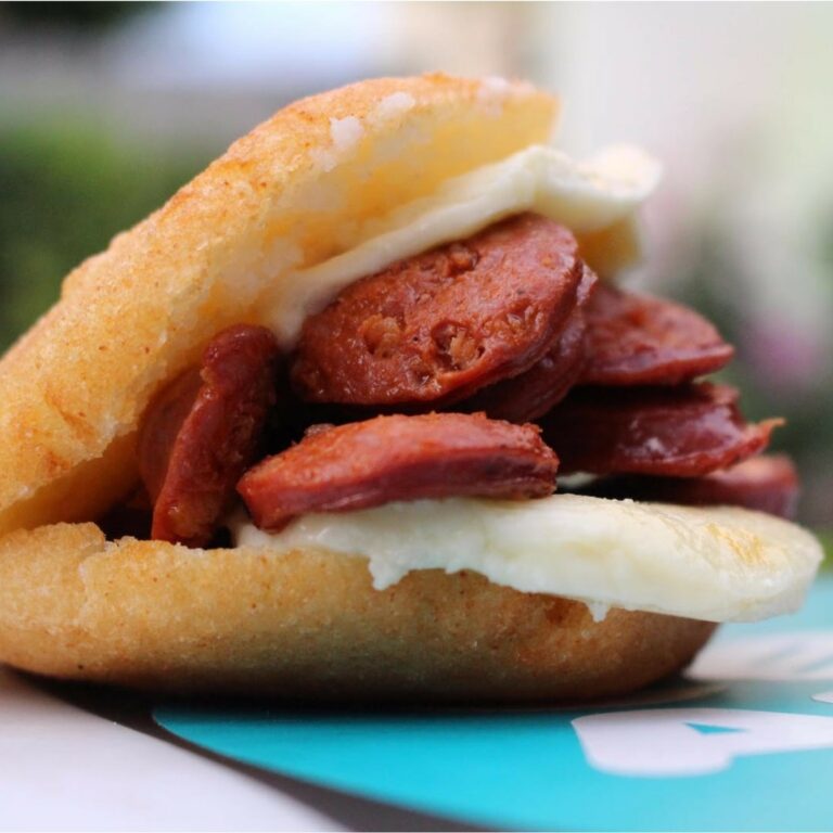 Chorizo con Arepa: La Combinación Perfecta de Sabor y Tradición